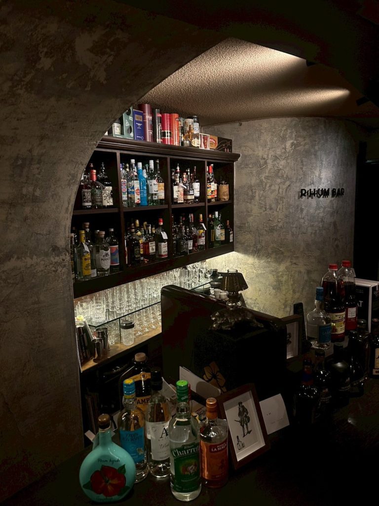 世界のラム300種以上が集結！高松の隠れ家バー「R＜H＞UM BAR」で至福の一杯を - WeeeeKS - ウィークス