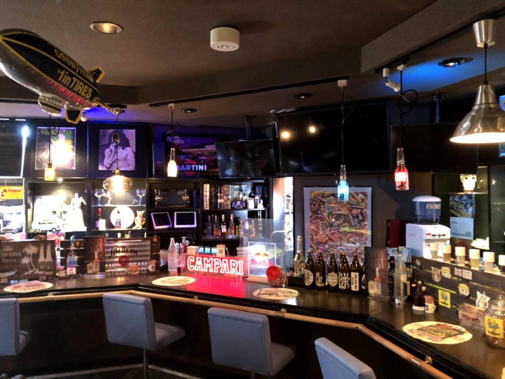 みんなでわいわい、飲んで歌って元気になるカジュアルバー｜日向市「Bar PEEKABOO」 - WeeeeKS - ウィークス