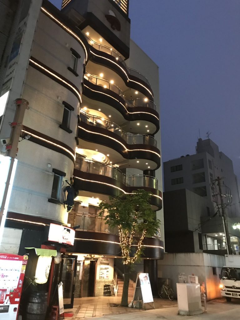 お客様同士の交流が自然と生まれるカジュアルバー「BAR GLORIA～グロリア～」大分市 - WeeeeKS - ウィークス