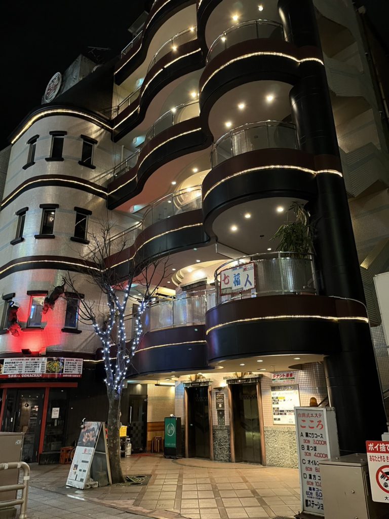 お客様同士の交流が自然と生まれるカジュアルバー「BAR GLORIA～グロリア～」大分市 - WeeeeKS - ウィークス