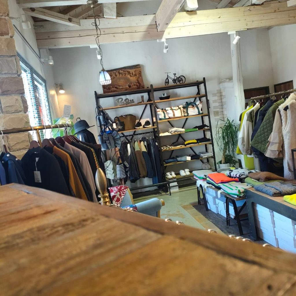 お客様を思い浮かべながら選んだ1点物のアイテムが並ぶセレクトショップ「Ladies-selection POUPEE」大牟田市 - WeeeeKS - ウィークス