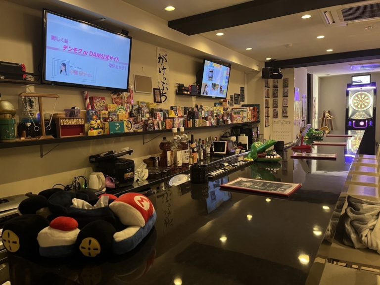 飲みながら楽しもう！100種類以上のボードゲームやカラオケ、ダーツで遊べる「BAR joker」大分市 - WeeeeKS - ウィークス